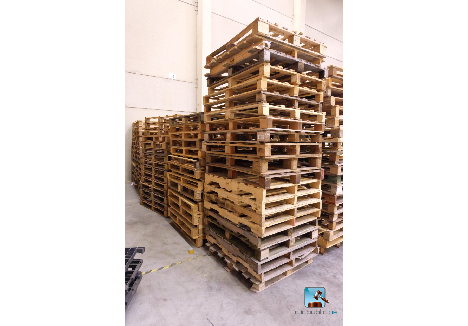 Stapel von Paletten - Clicpublic.lu, öffentliche Auktionen mit 1 Klick.