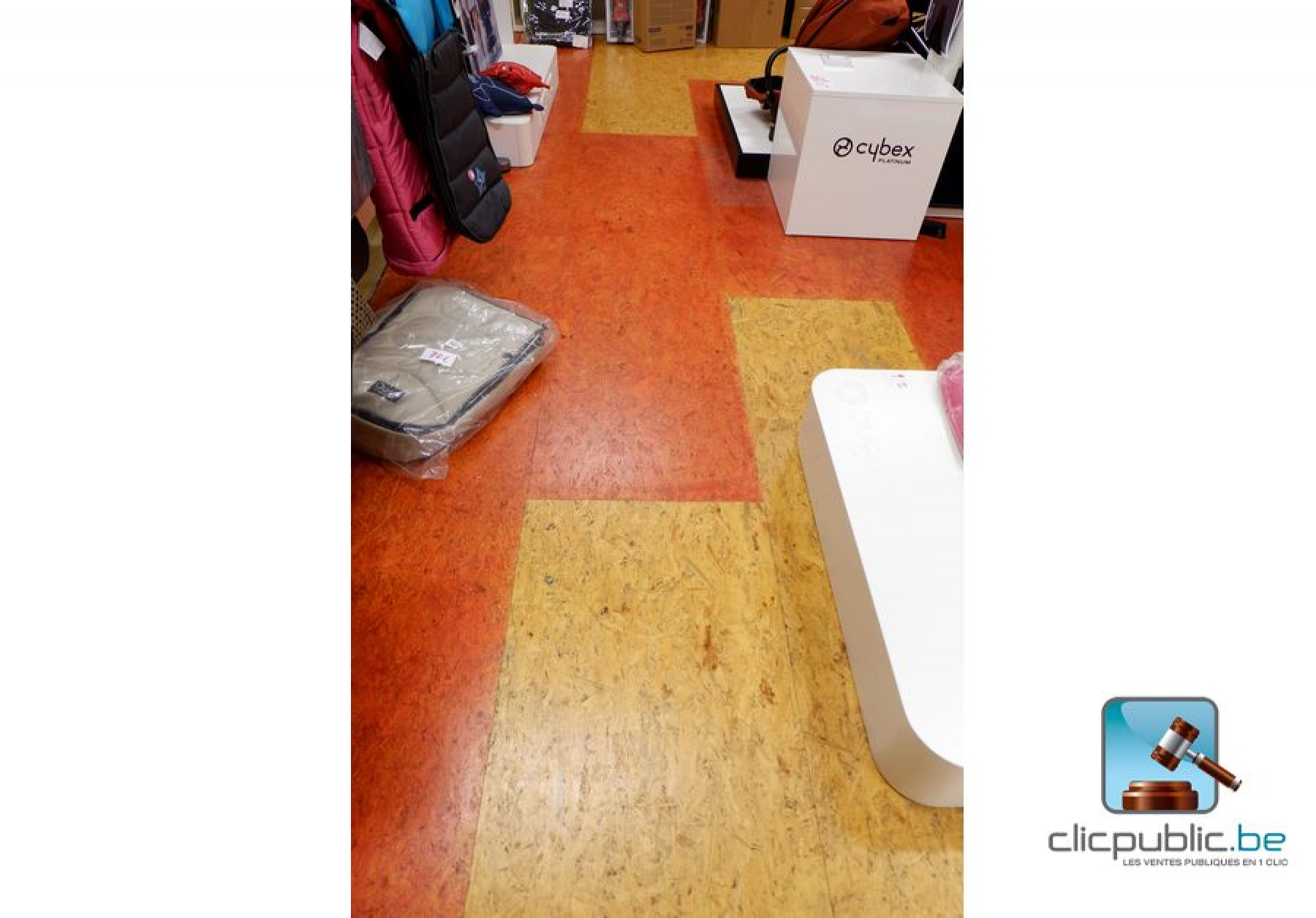 Lot d'OSB vernis colorés - Clicpublic.be, les ventes publiques en 1 clic.