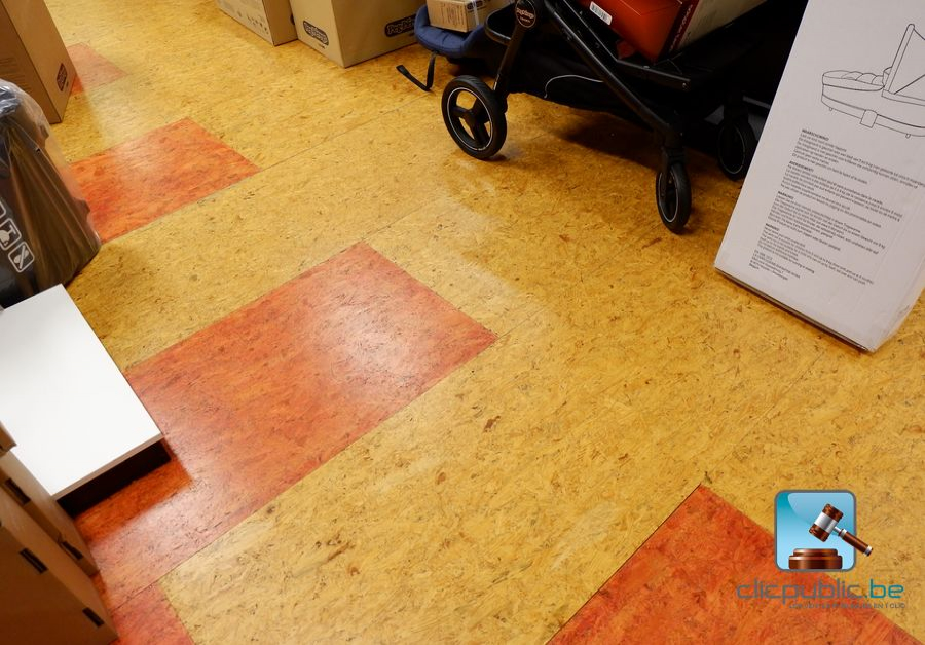 Lot d'OSB vernis colorés - Clicpublic.be, les ventes publiques en 1 clic.