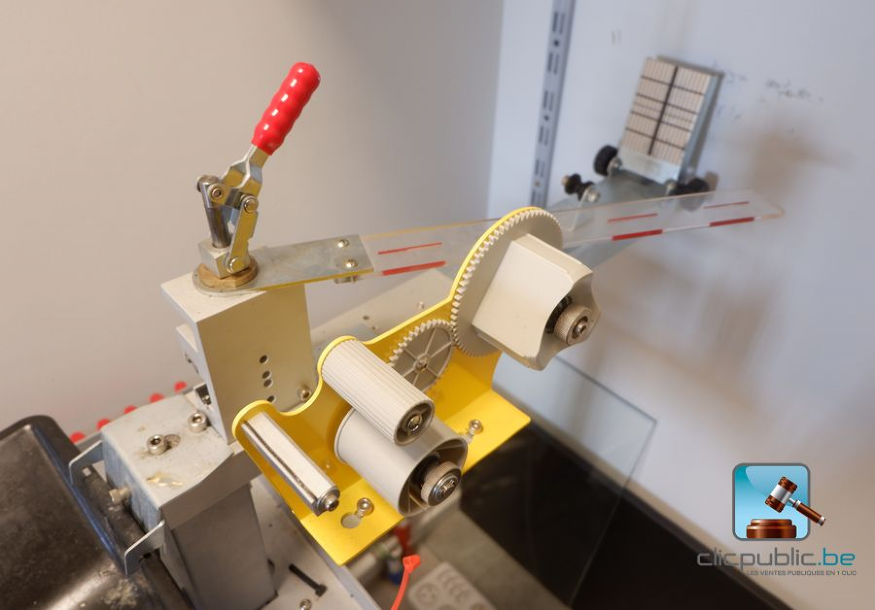 Machine pour pose de grips - Clicpublic.be, les ventes publiques en 1 clic.