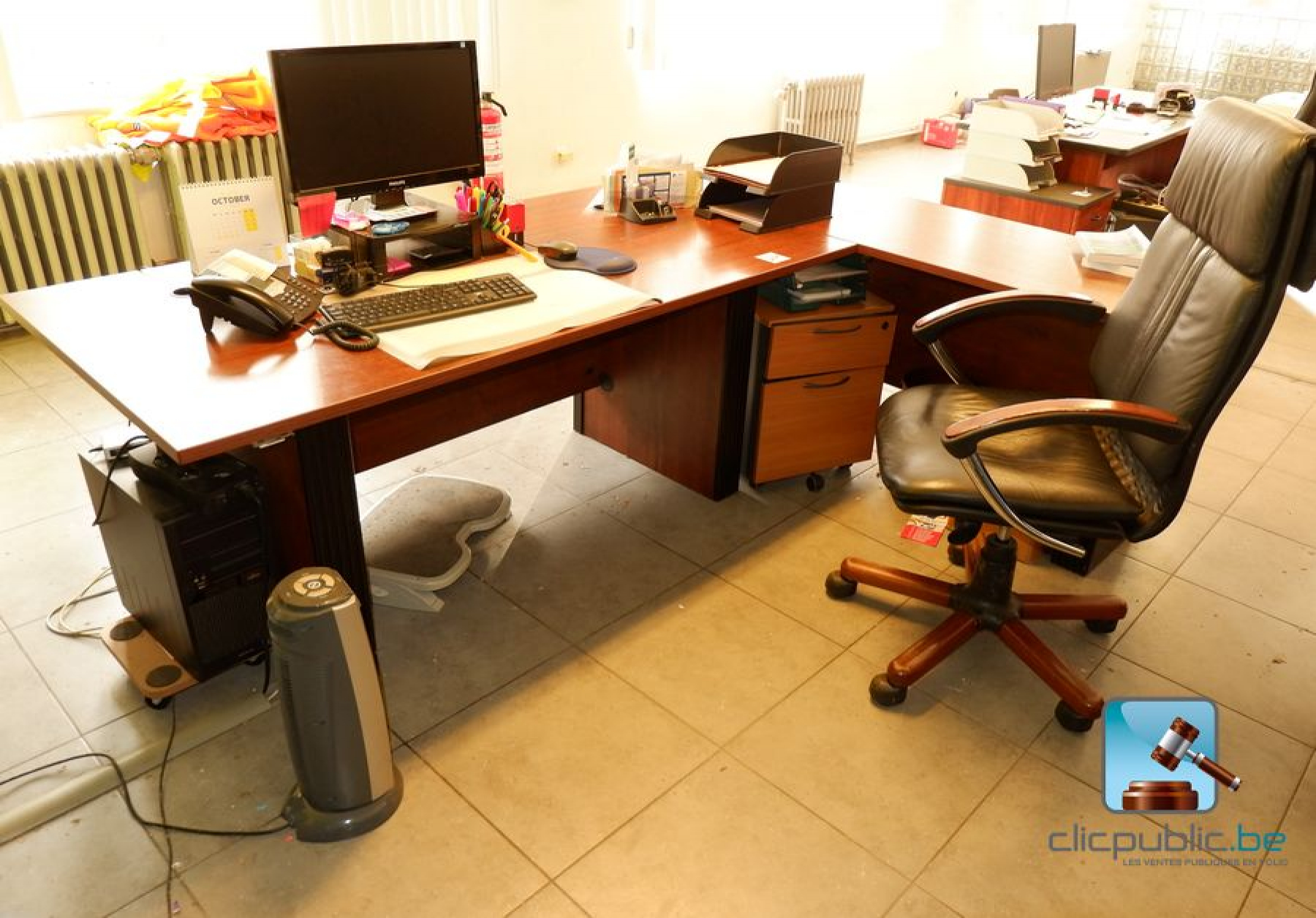 Lot de mobilier de bureau et de matériel informatique - Clicpublic.be ...