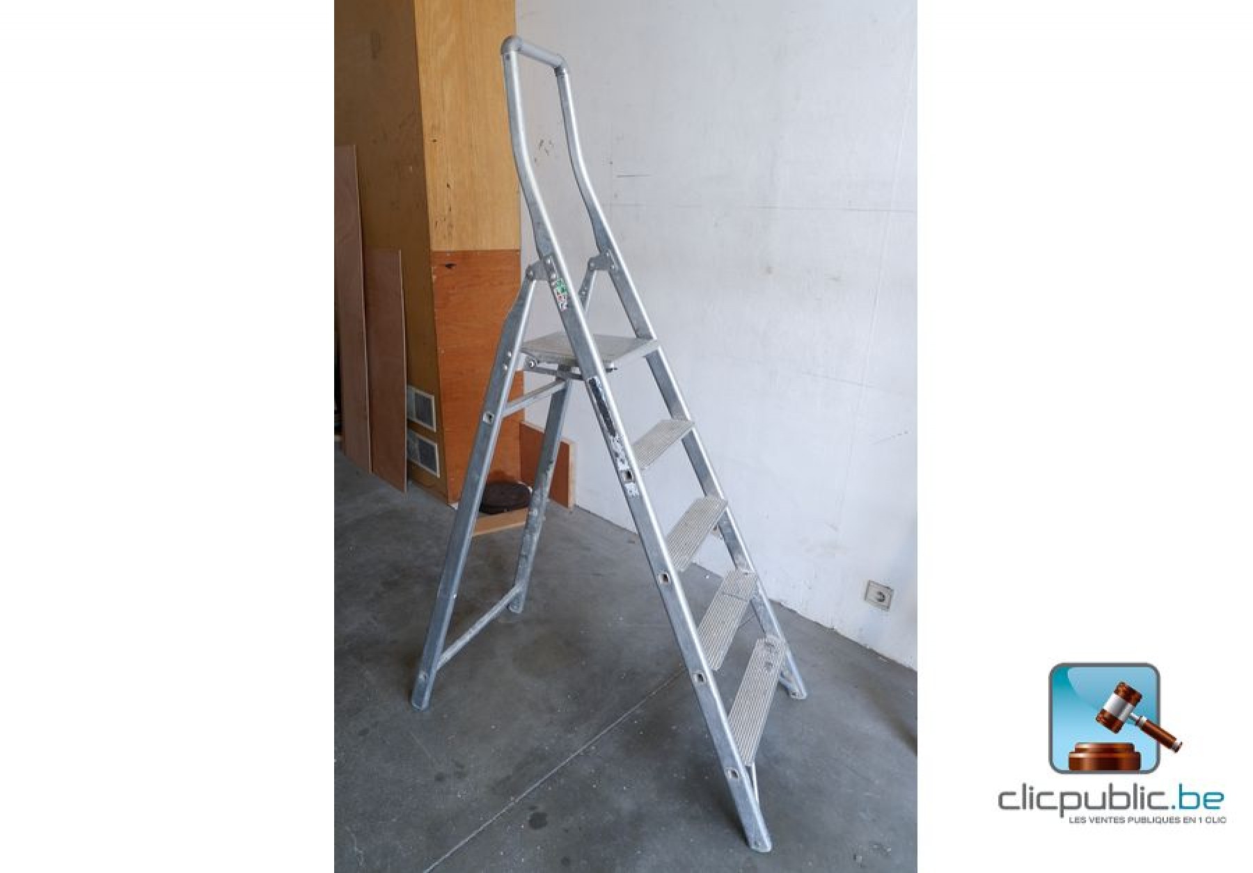 Lot d'escabelles - Clicpublic.be, les ventes publiques en 1 clic.