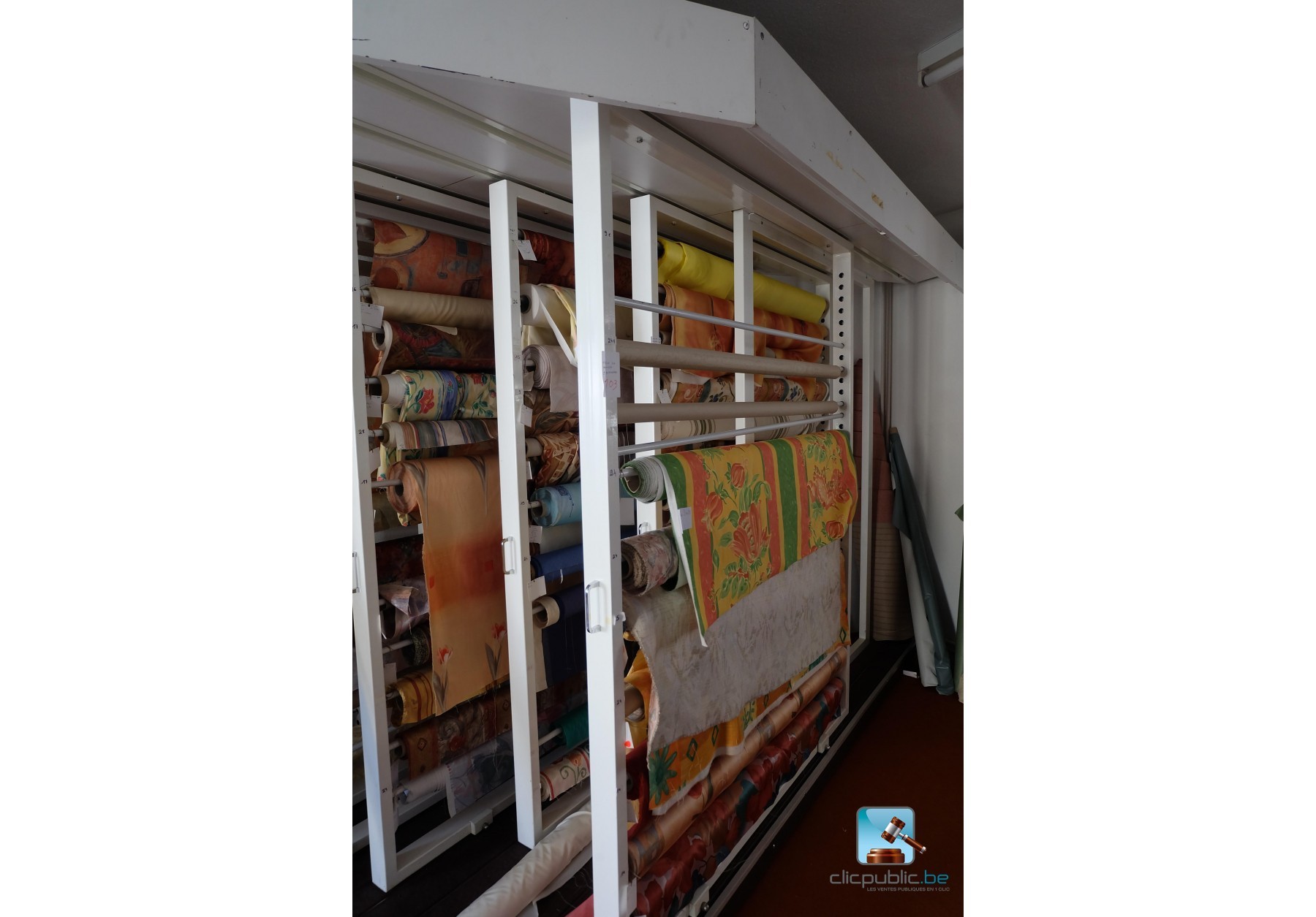 Rayonnage pour rouleaux de tissus - Clicpublic.be, les ventes publiques ...