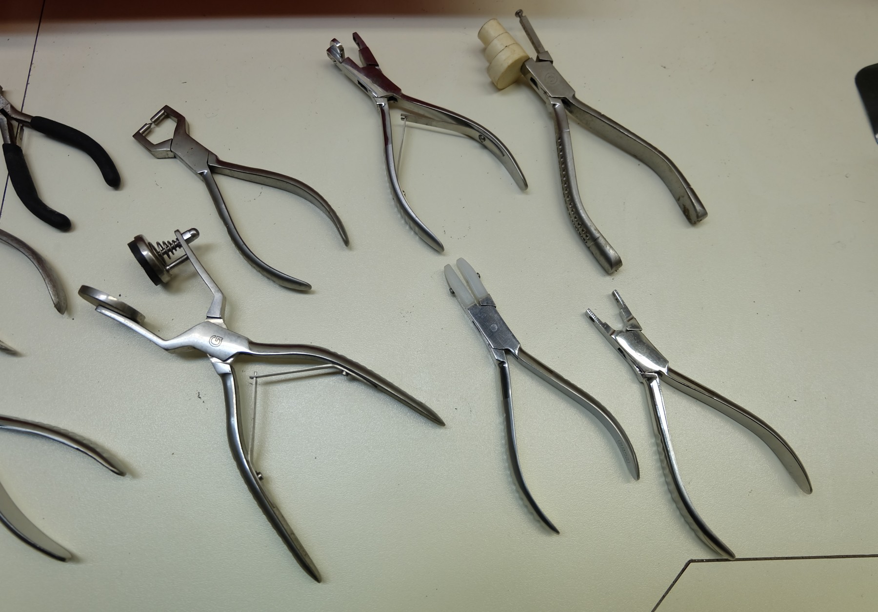 Grand varia de pinces d'opticien - Clicpublic.be, les ventes publiques ...