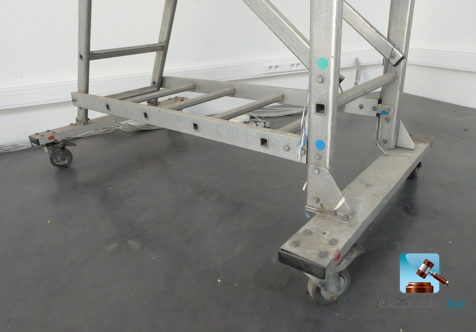 Escabelle d'entrepot - Clicpublic.be, les ventes publiques en 1 clic.