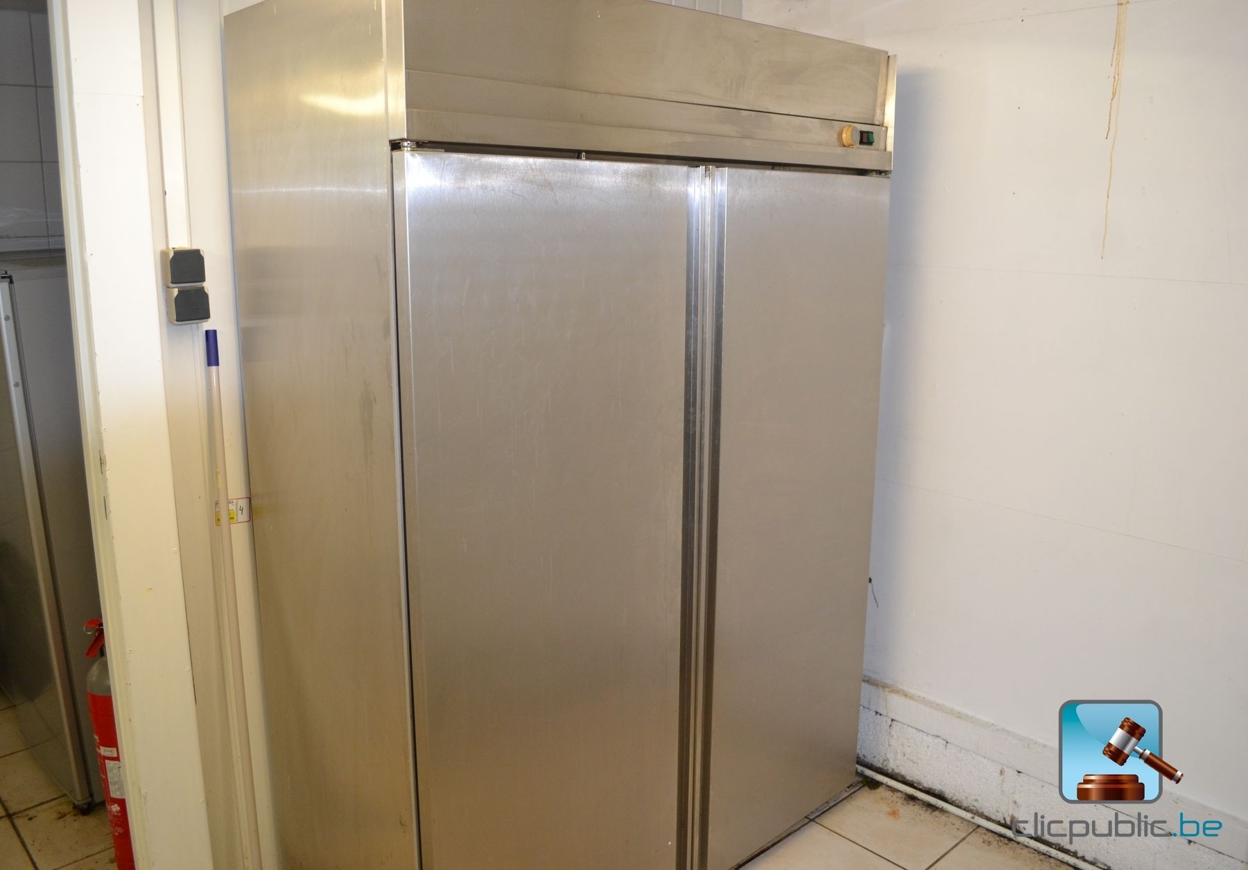 Frigo double porte en inox - Clicpublic.be, les ventes publiques en 1 clic.