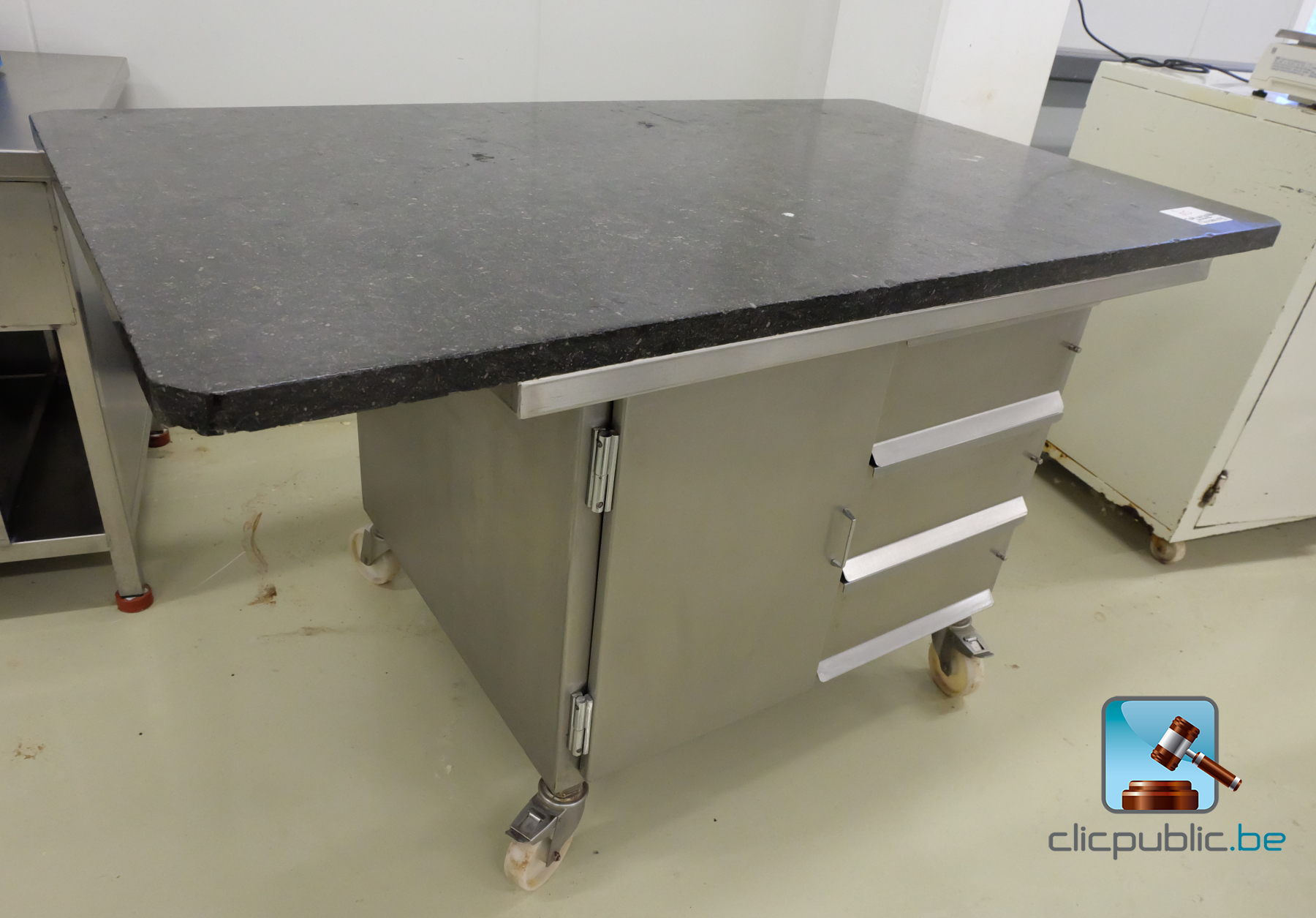 Etabli de travail sur roulettes - Clicpublic.be, les ventes publiques ...